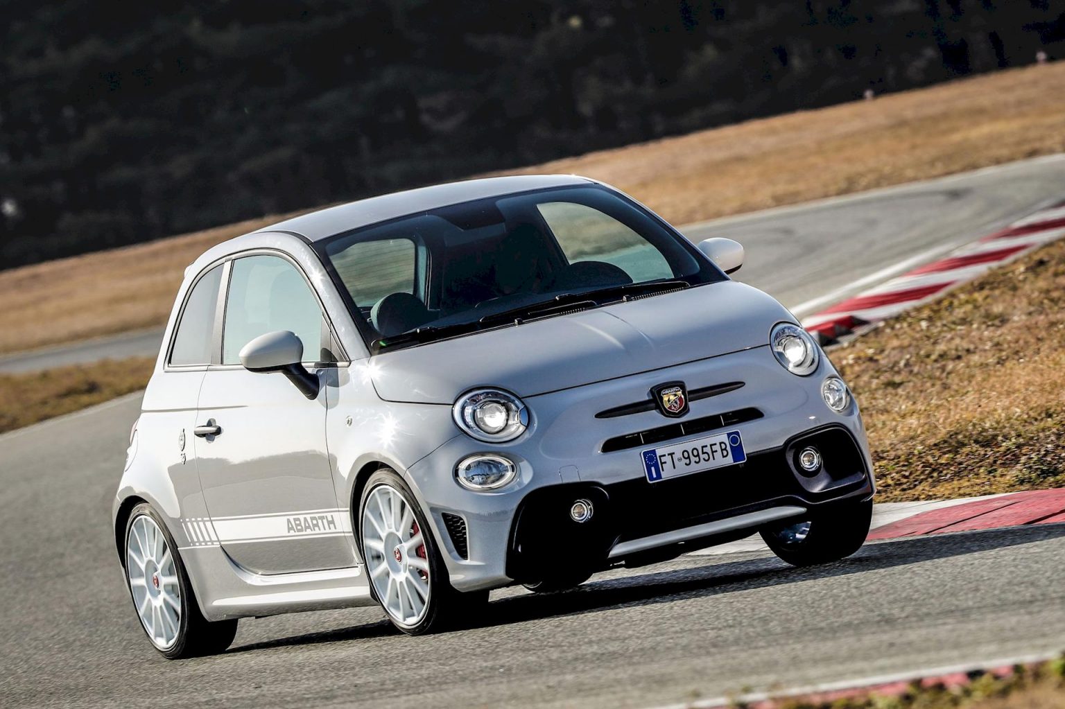 Abarth 595 esseesse 180 CV: informazioni e foto ufficiali [video]