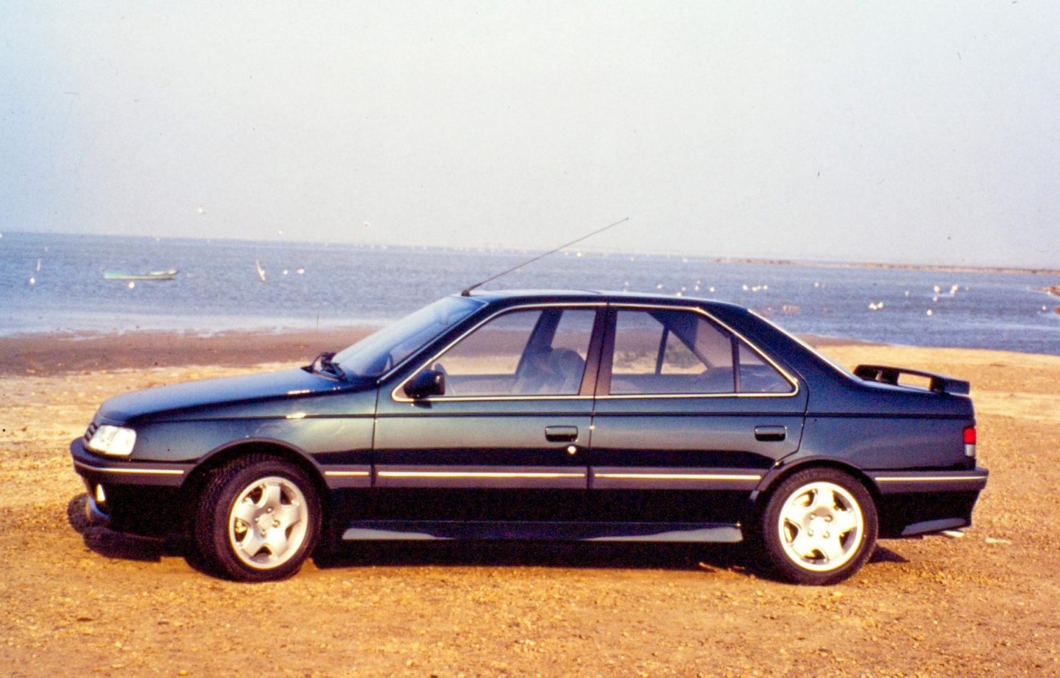 Peugeot 405 Mi16, la berlina del 1987 arrivava a ben 237 km/h ...