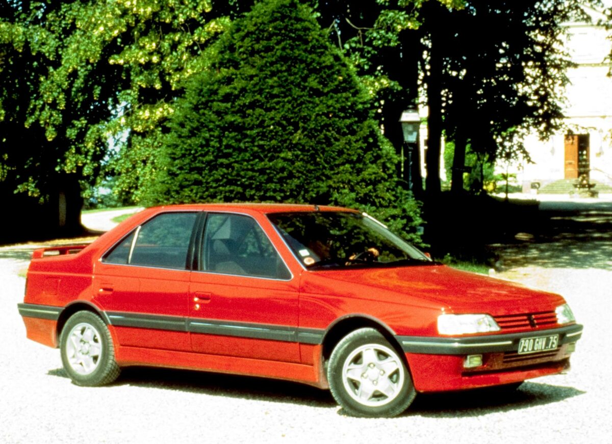 Peugeot 405 Mi16, la berlina del 1987 da 237 km/h