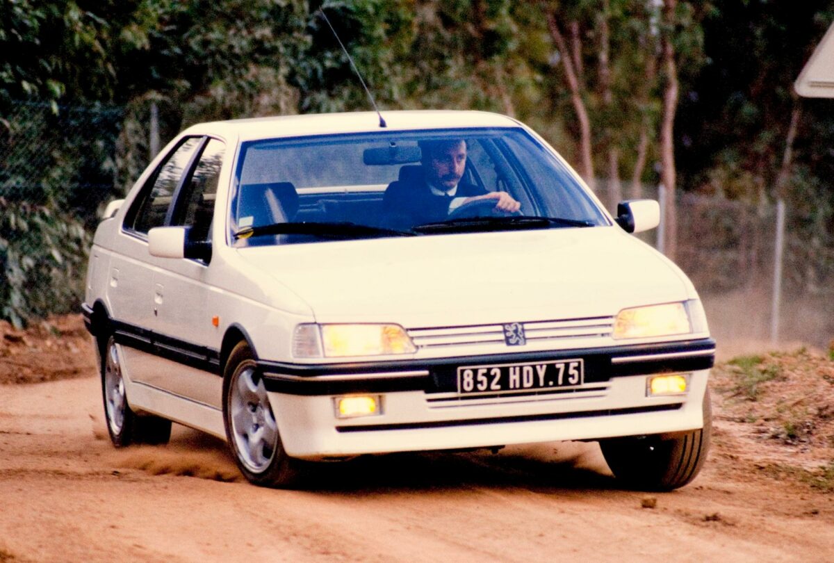 Peugeot 405 Mi16, la berlina del 1987 da 237 km/h