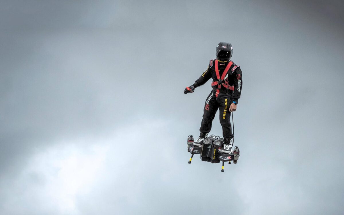 Come funziona il Flyboard che ha attraversato la Manica?