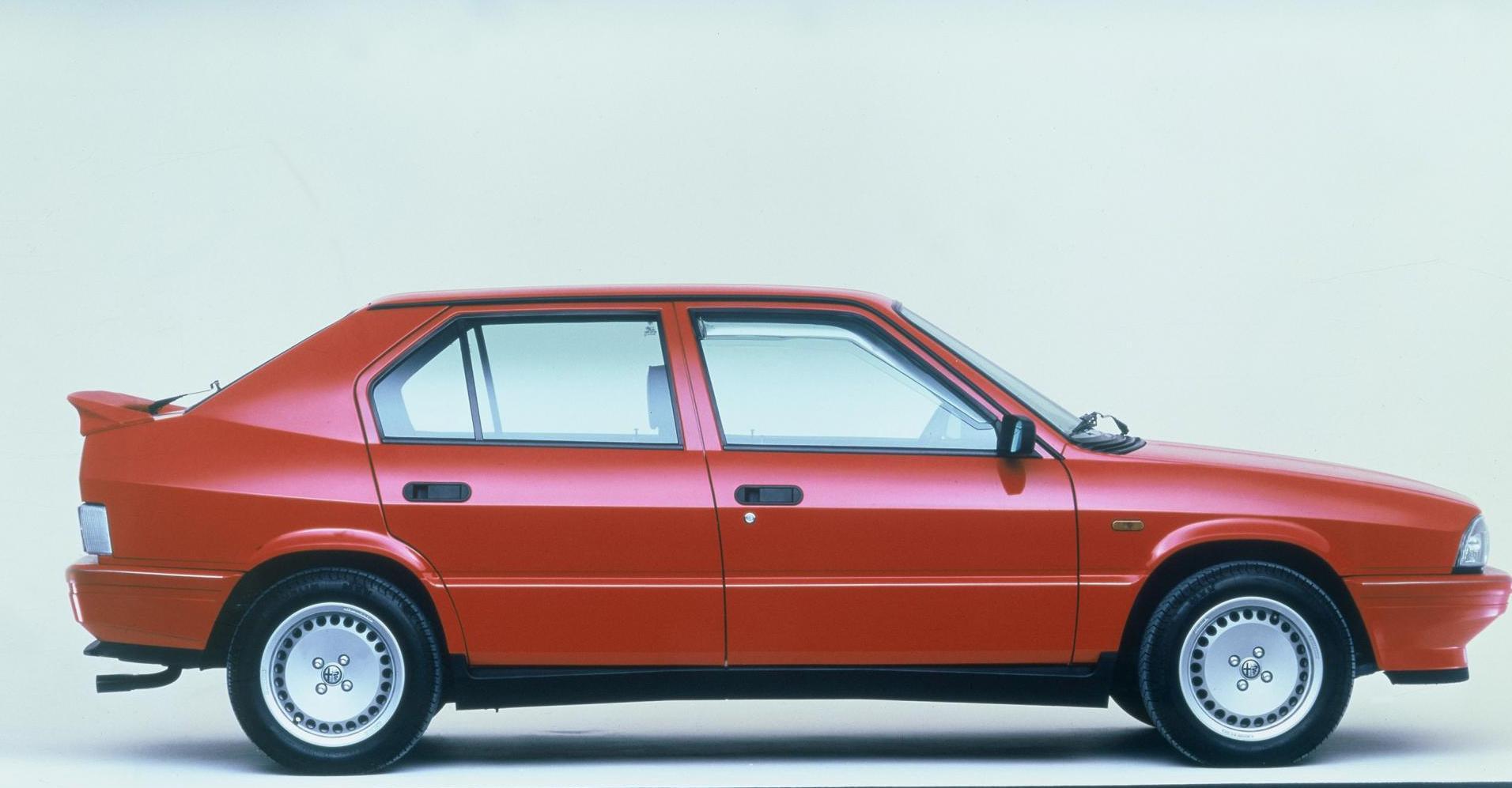 Passano gli anni ma l'Alfa 33 rimane nel cuore di tutti: ecco perché!