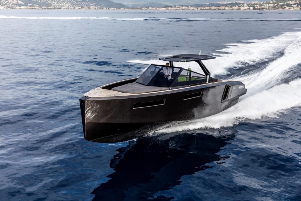 Evo Yacht R4 WA: un'affascinante livrea nera e forme scolpite