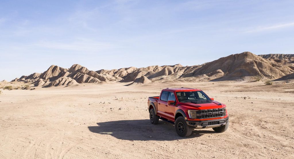 Ford F-150 Raptor si scatena nel deserto