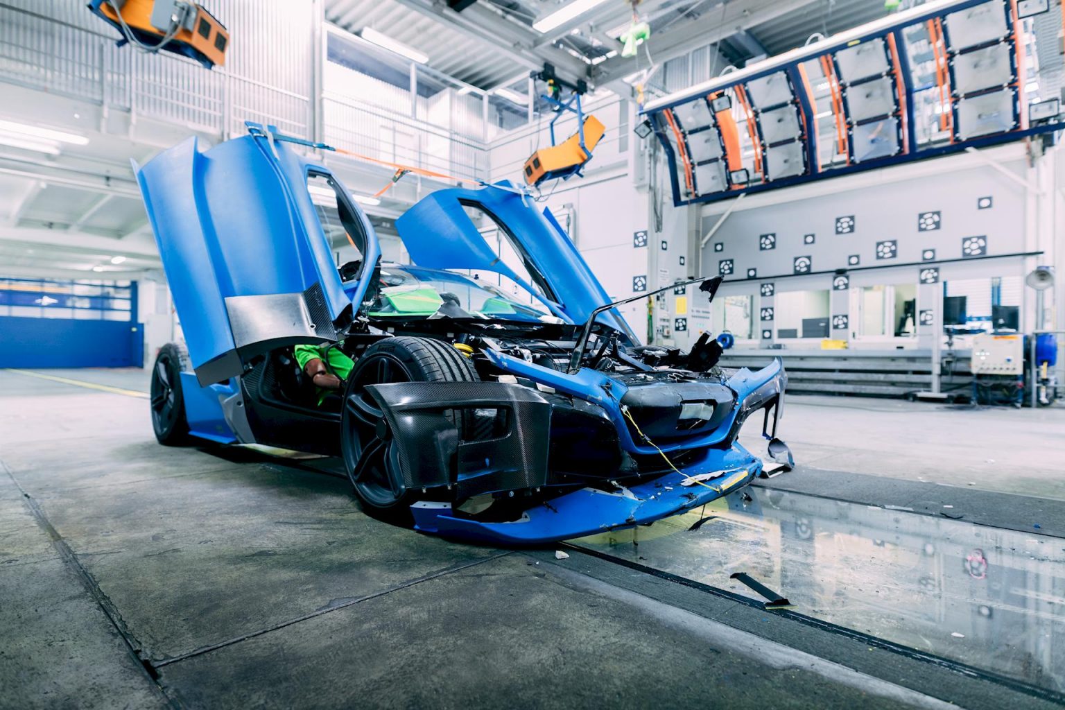 Il video del crash test di una hypercar elettrica da 2 milioni di dollari