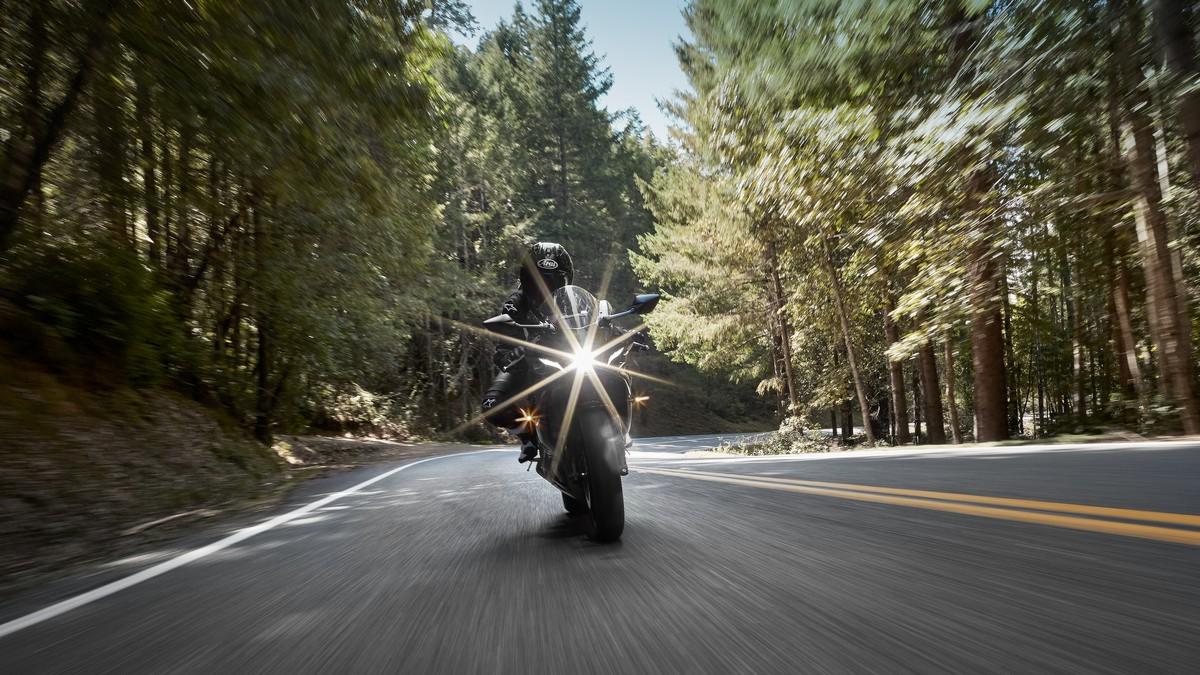 Yamaha R7 2021: motore, caratteristiche, foto e peso