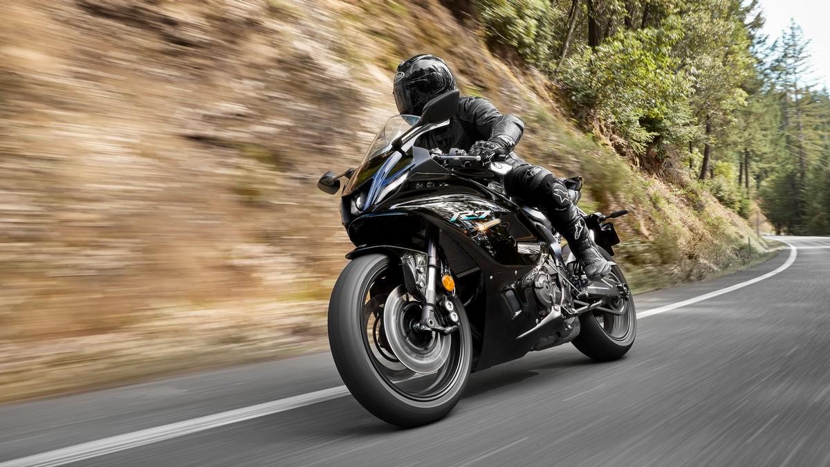 Yamaha R7 2021: motore, caratteristiche, foto e peso