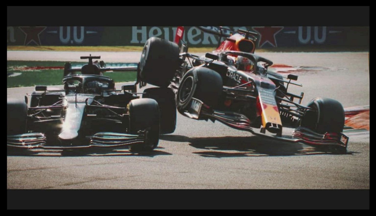 Police x Lewis Hamilton Limited Edition: il modello esclusivo placcato oro