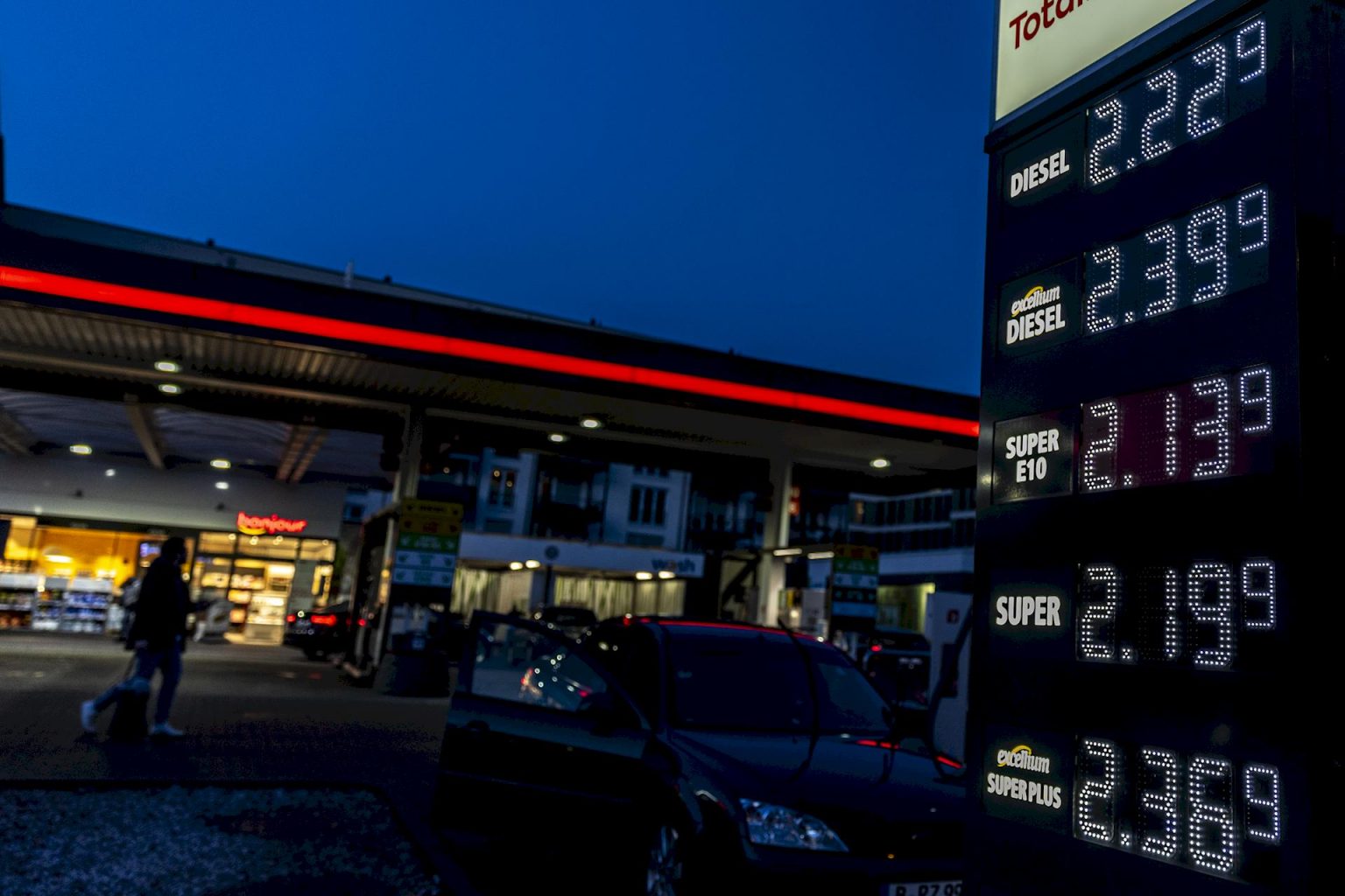 Caro carburanti: dopo le procure indaga anche l'Antitrust Caro carburanti: dopo le procure indaga anche l'Antitrust