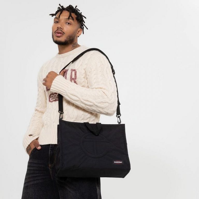 Eastpak Telfar: la collezione con l'iconica shooping bag e la nuova circle