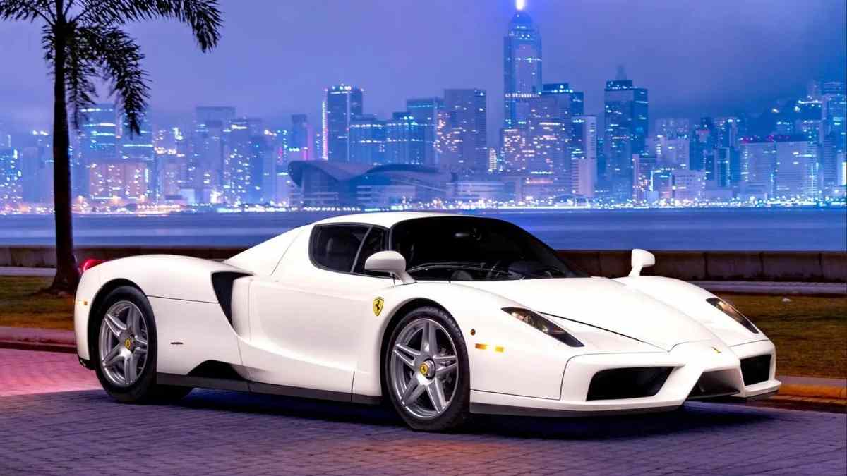 L'unico esemplare di Ferrari Enzo bianca è all'asta da Sotheby's