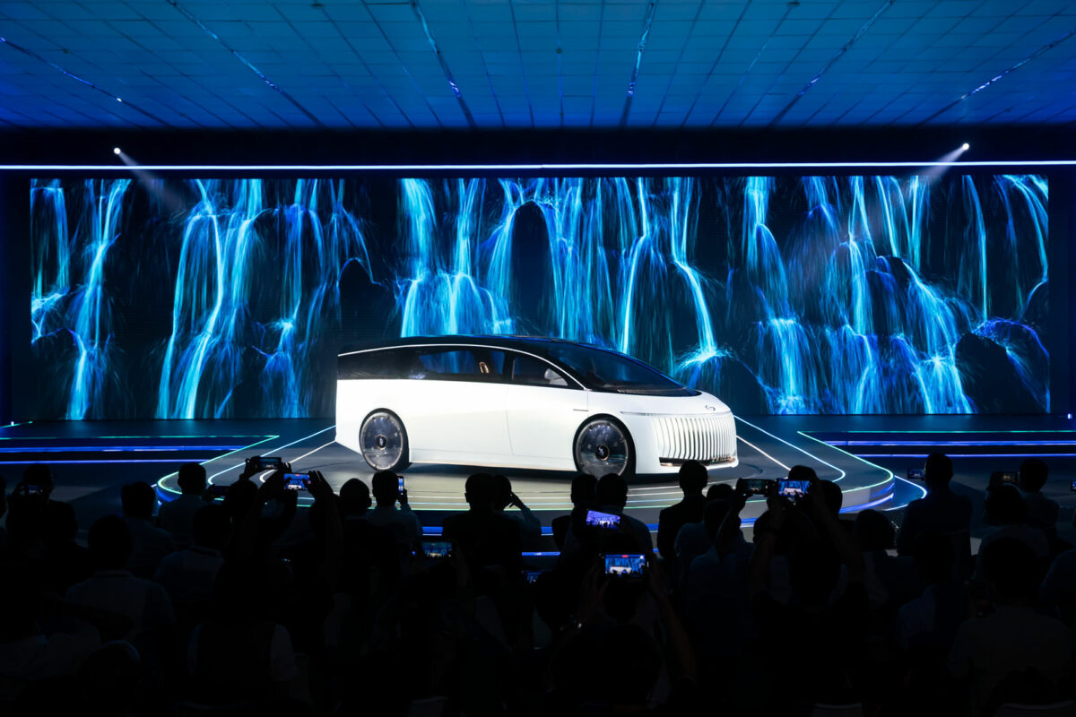 Il monovolume ad idrogeno GAC Space Concept dalla griglia ciclopica