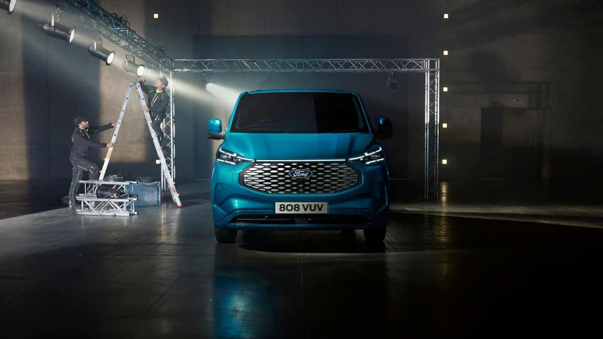 Ford e-Transit Custom debutta con 5G e 380 km di autonomia
