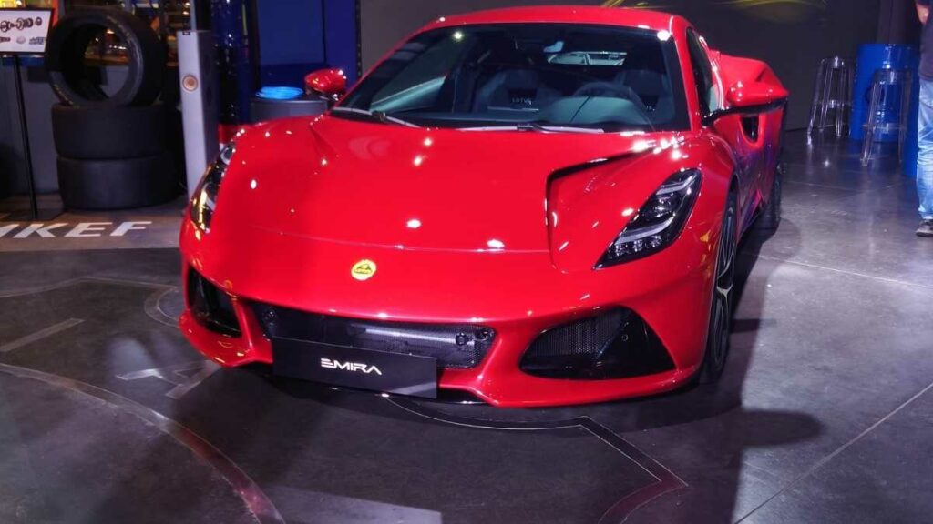 Lotus Emira: a Milano abbiamo visto l'ultima V6 di Lotus