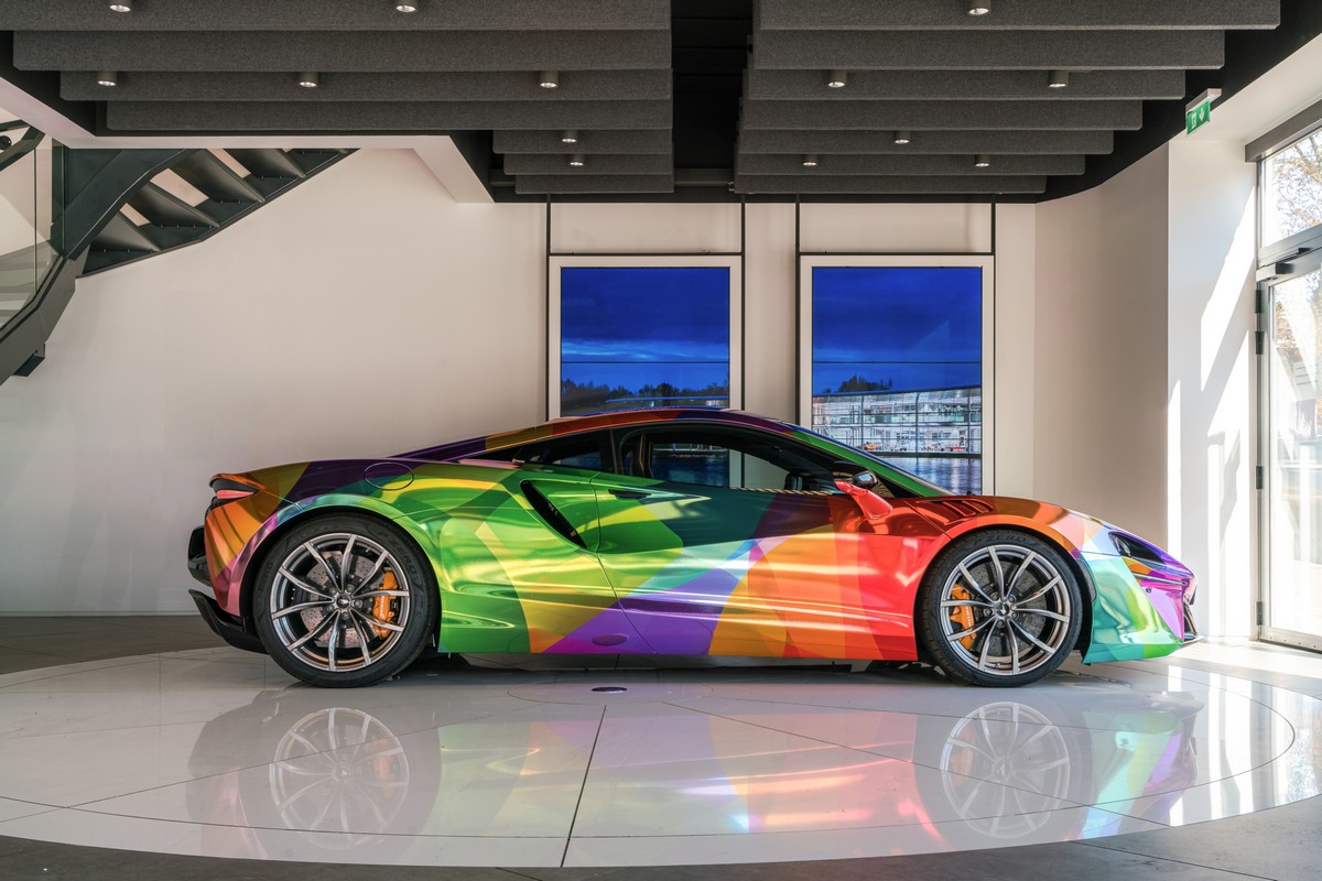 McLaren Artura Art Car creata con l'artista Nat Bowen
