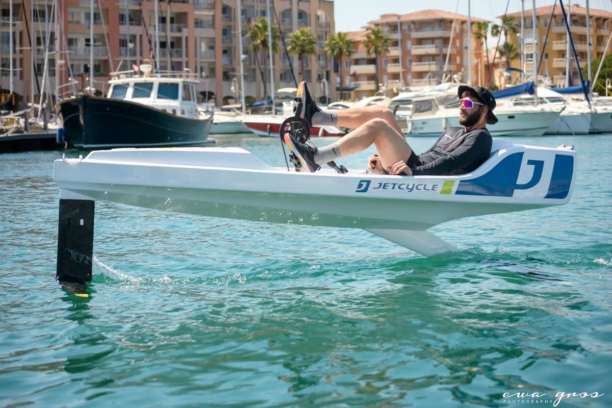 Con JetCycle Max si può pedalare sull'acqua come un aliscafo ...