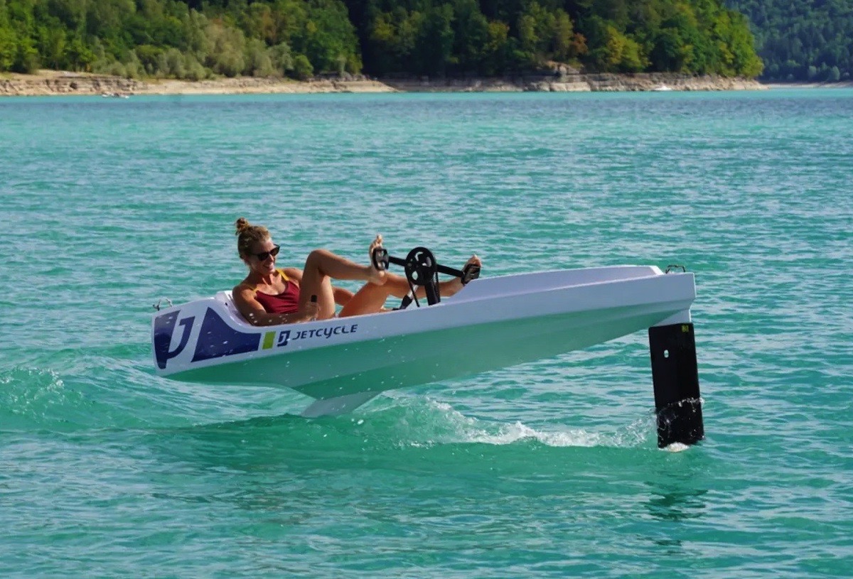 Con JetCycle Max si può pedalare sull'acqua come un aliscafo ...
