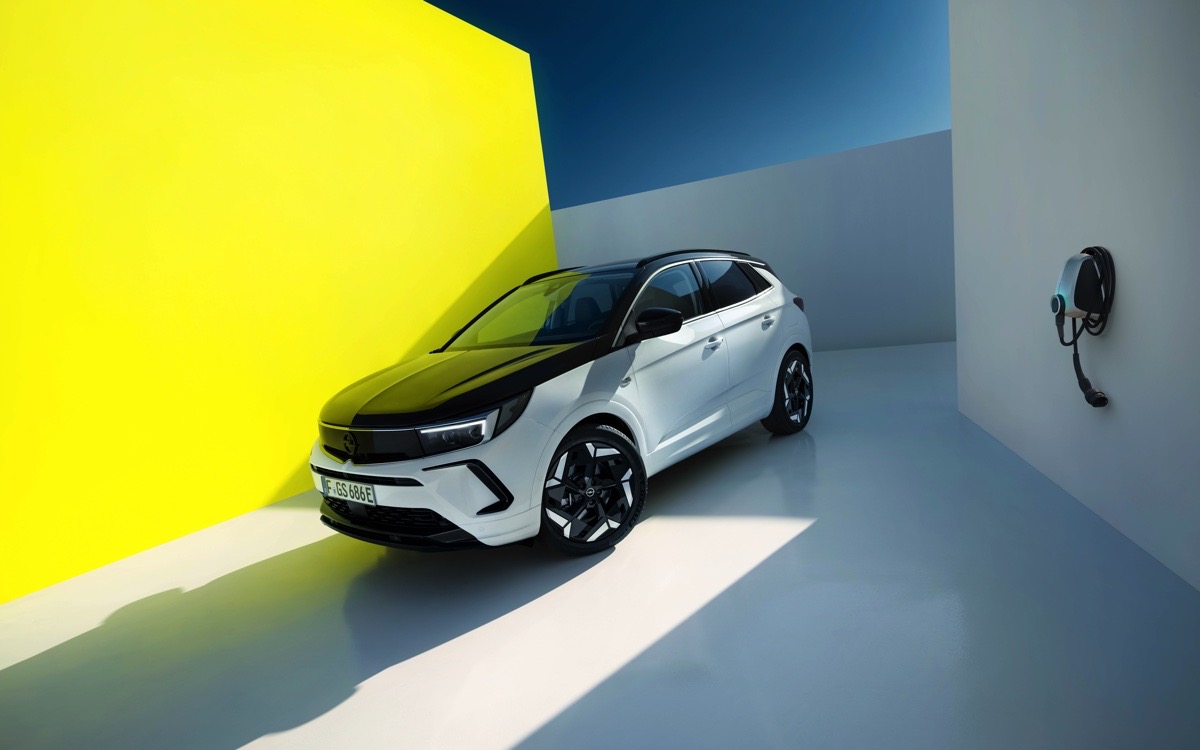 Nuovo Opel Grandland GSe, il SUV da 300 cv plug-in hybrid