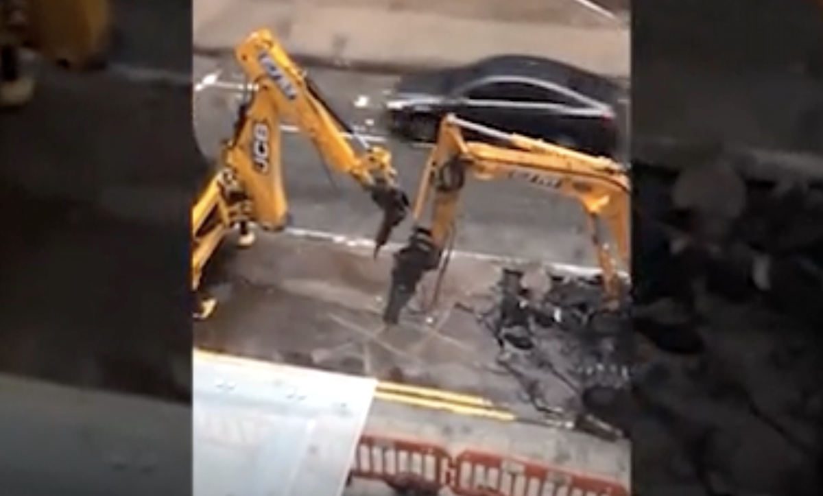 Genio assoluto: giocano a tris con le ruspe e il martello pneumatico ...