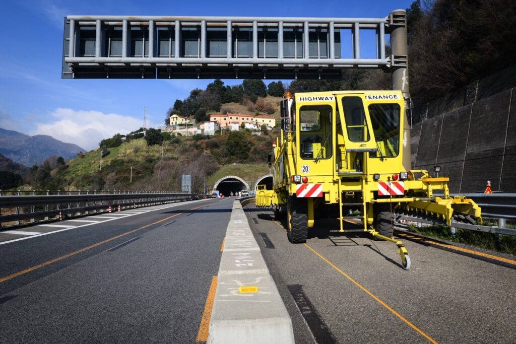 Anche in Italia il Road Zipper che sposta i new jersey in autostrada in ...