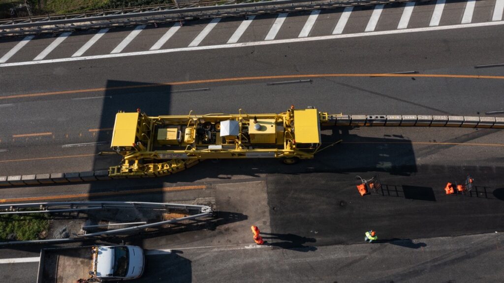 Anche in Italia il Road Zipper che sposta i new jersey in autostrada in ...