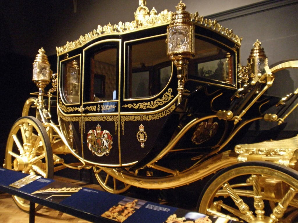 La carrozza usata da Re Carlo III per l'incoronazione ha le sospensioni ...