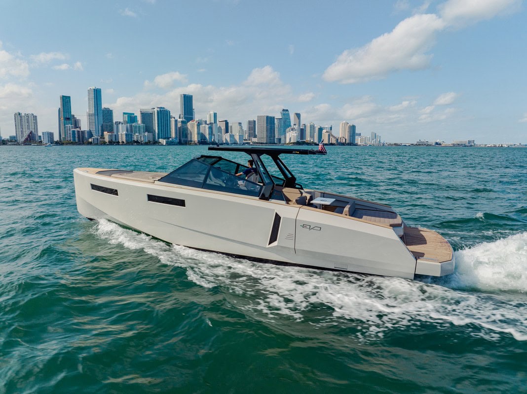 Evo Yachts R4 WA: il day cruiser di 13 metri con livrea light grey