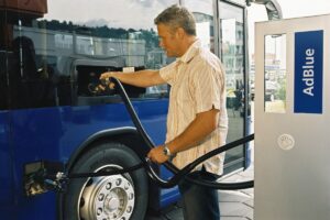 AdBlue: cos'è e cosa serve, quanto costa e dove acquistarlo