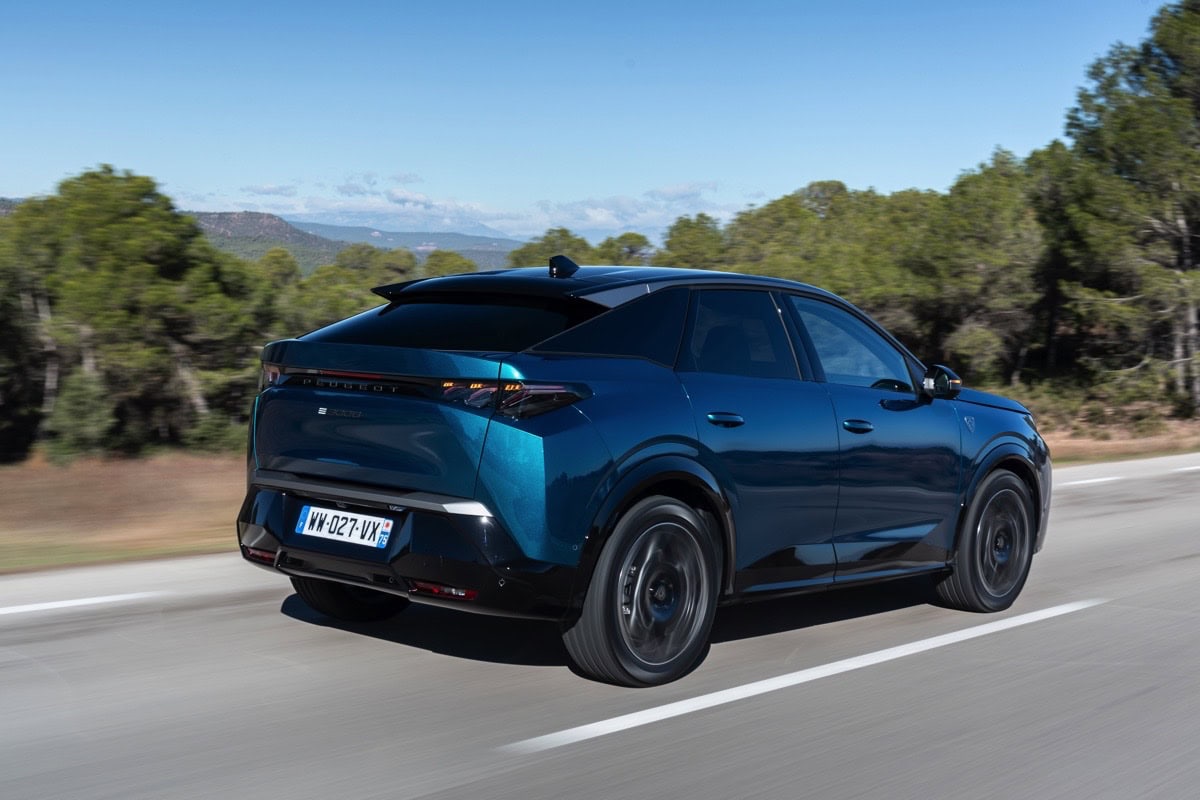 Peugeot E-3008: listino prezzi e caratteristiche del SUV elettrico