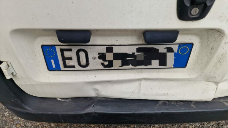 Come risalire al proprietario di un'auto dalla targa: guida completa