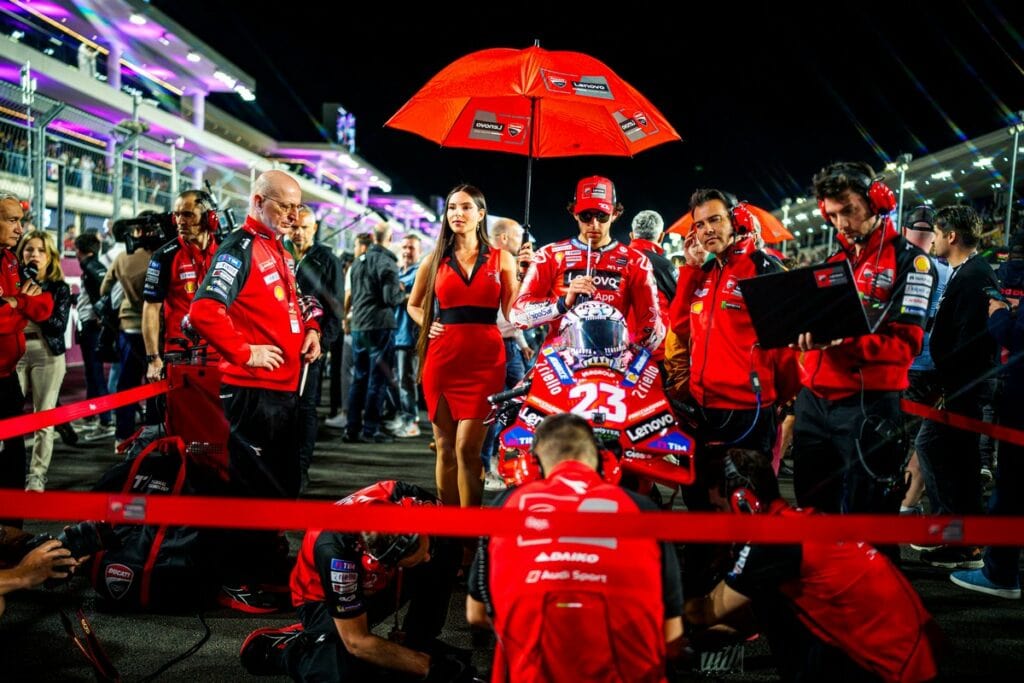Paddock Girls MotoGP Qatar 2024: le ombrelline di Lusail - Quotidiano ...