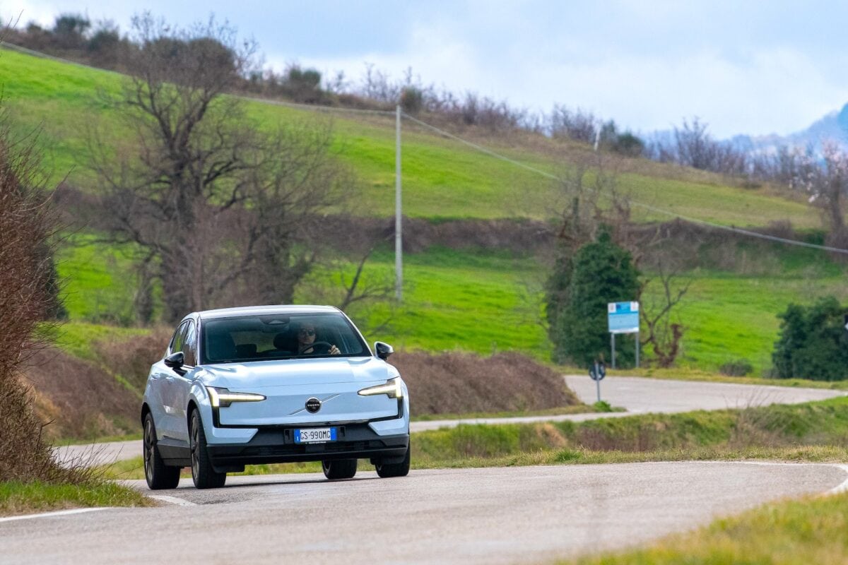 Volvo EX30 elettrica: recensione e test drive su strada
