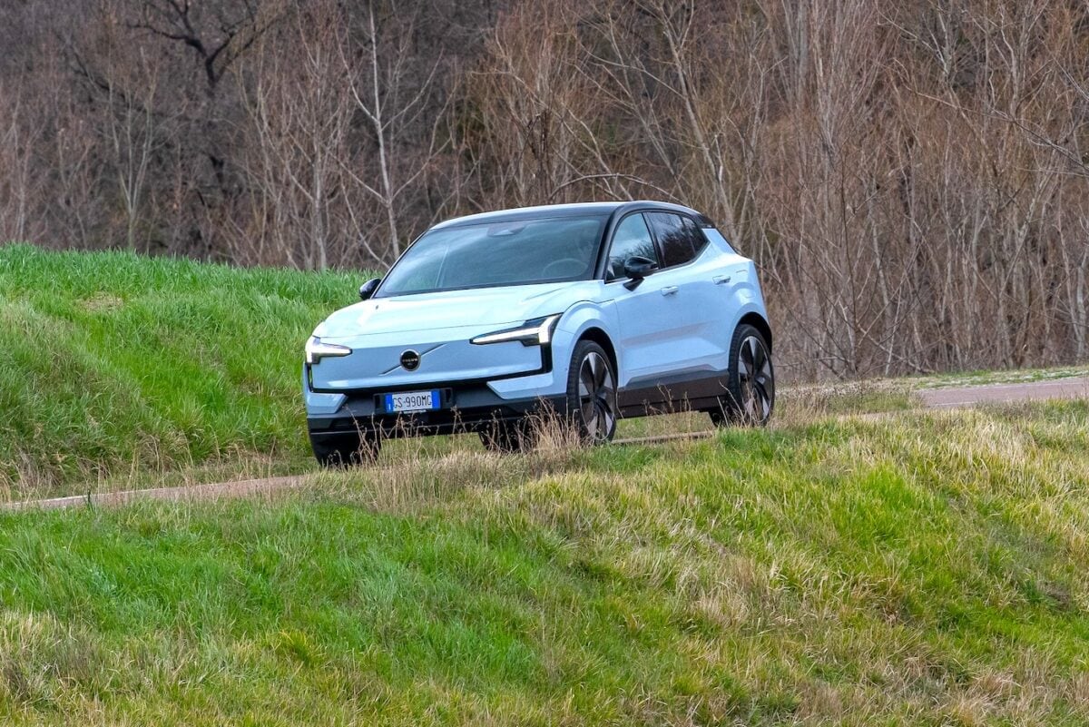 Volvo EX30 elettrica: recensione e test drive su strada