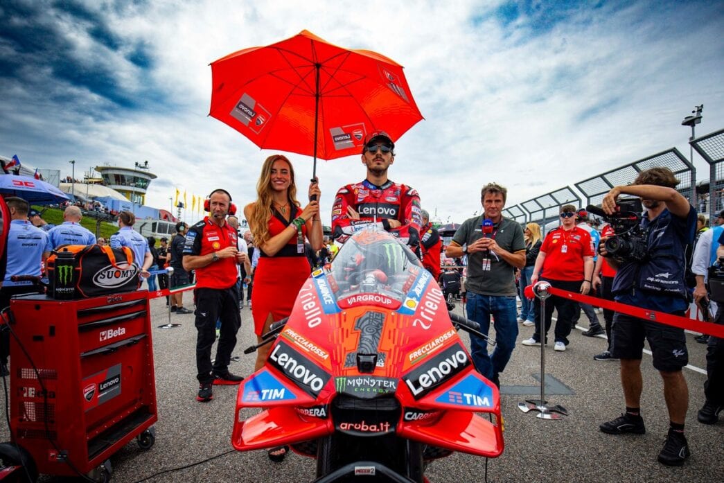 Paddock Girls MotoGP Germania 2024: ombrelline del Sachsenring