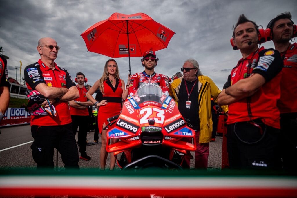 Paddock Girls MotoGP Germania 2024: ombrelline del Sachsenring