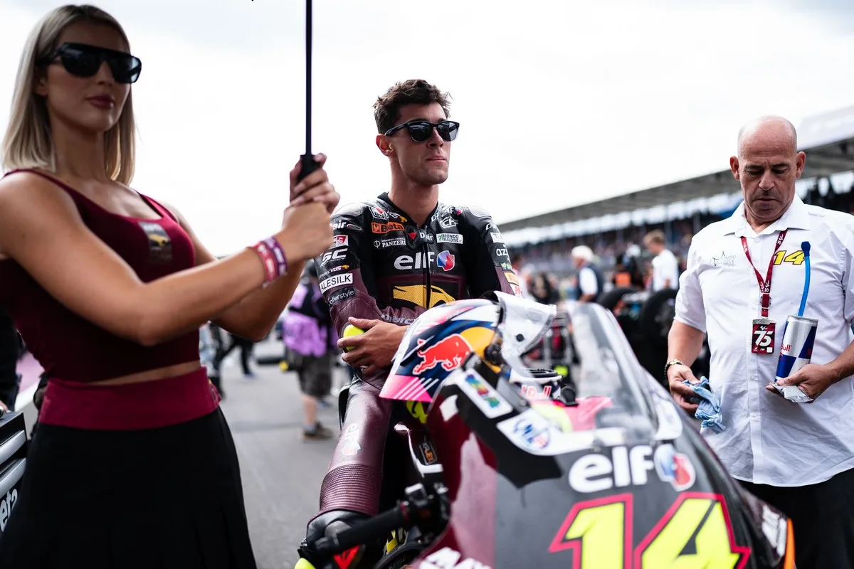 Paddock Girls MotoGP Regno Unito 2024: ombrelline di Silverstone