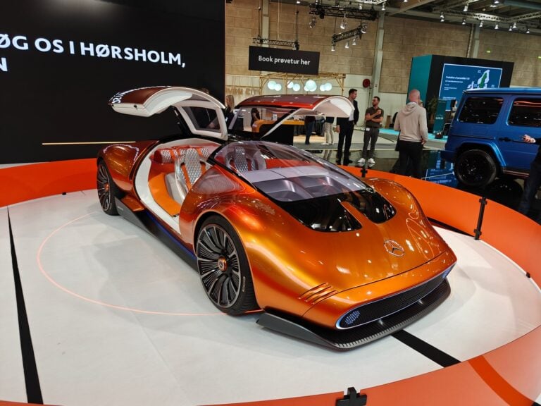 Tutte le case automobilistiche che sono tornate ai loghi flat