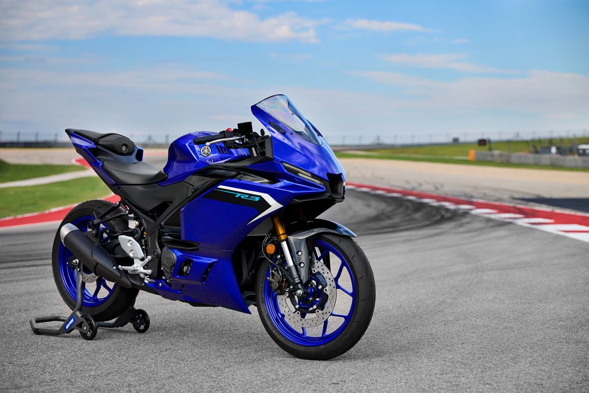 Yamaha R3 2025: motore 321cc, look rinnovato e tecnologia Supersport