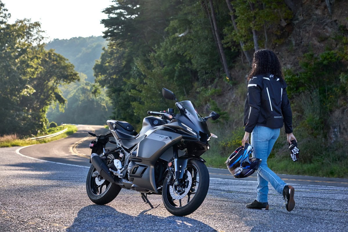 Yamaha R3 2025: motore 321cc, look rinnovato e tecnologia Supersport